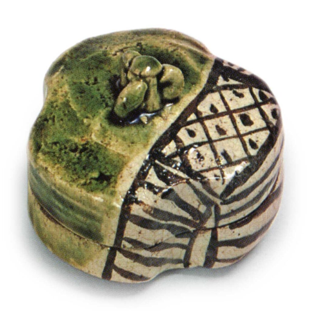 Oribe incense caddy in shape of suhama (sand bar) – Ceramics Story