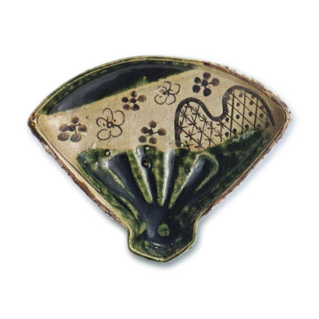 Oribe mukōzuke bowl in shape of fan | Ceramics Story