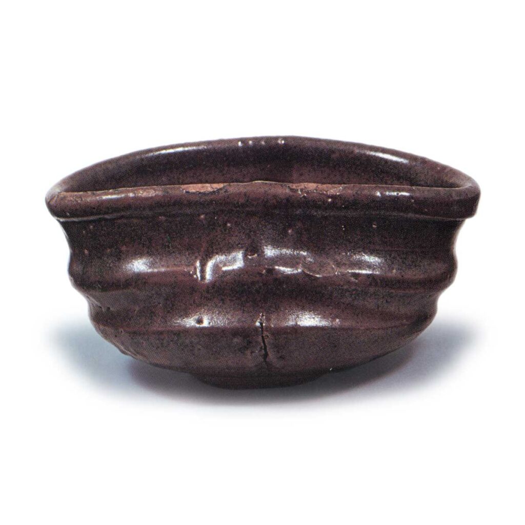 “Shoe”-shaped tea bowl, Kuro-garatsu (black ornamented Karatsu, or ...