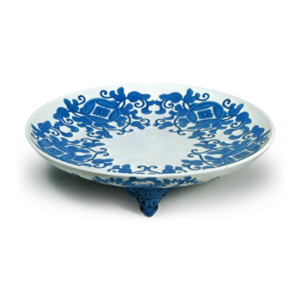 Three･legged dish with shippo circle and floral scroll design, blue and ...